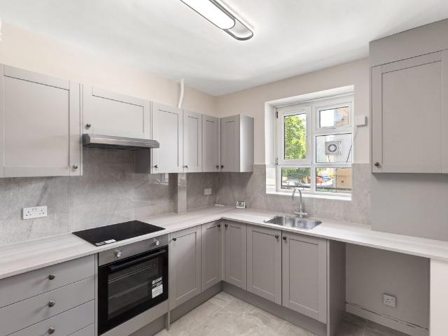 Streatham Hill, London SW2, 2 bed flat to rent, £2,195 pcm | PrimeLocation