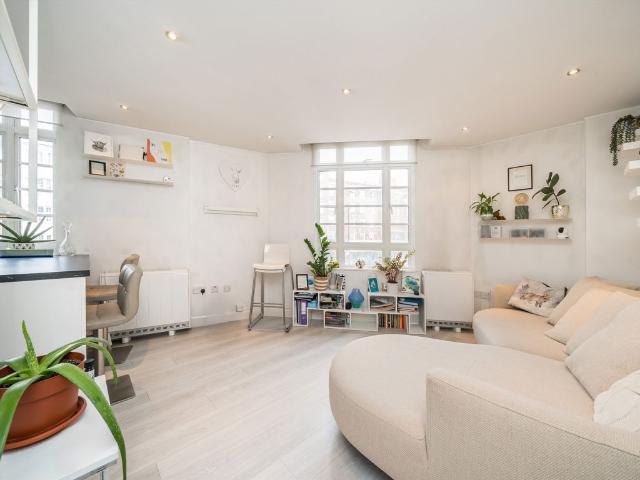 Streatham Hill, Streatham Hill SW2, 2 bed flat to rent, £2,000 pcm | PrimeLocation