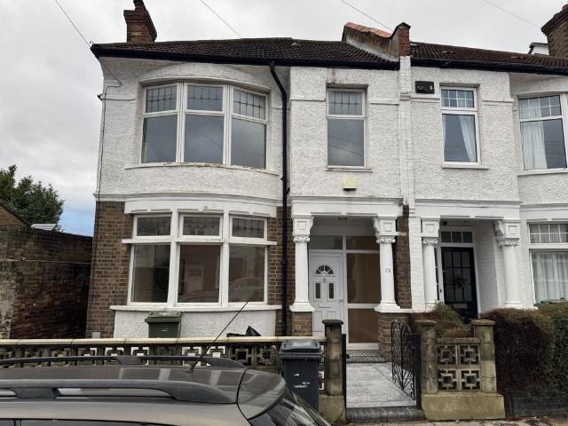Streatham SW16 3 bed semi detached house to rent £2,900 pcm £669 pw