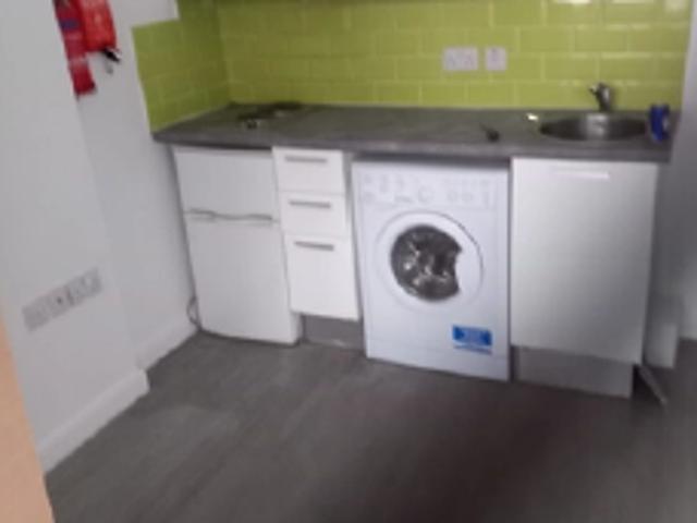 Streatham SW16 Studio to rent £1,295 pcm £299 pw
