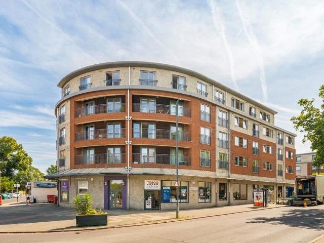 Streatham Place, London SW2 2 bed flat to rent £2,200 pcm £508 pw