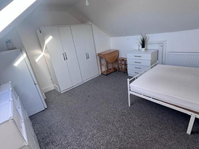Streatham Road, London SW16, Room to rent, £800 pcm | PrimeLocation