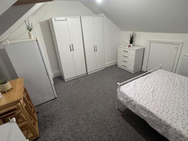Streatham Road, London SW16, Room to rent, £820 pcm | PrimeLocation