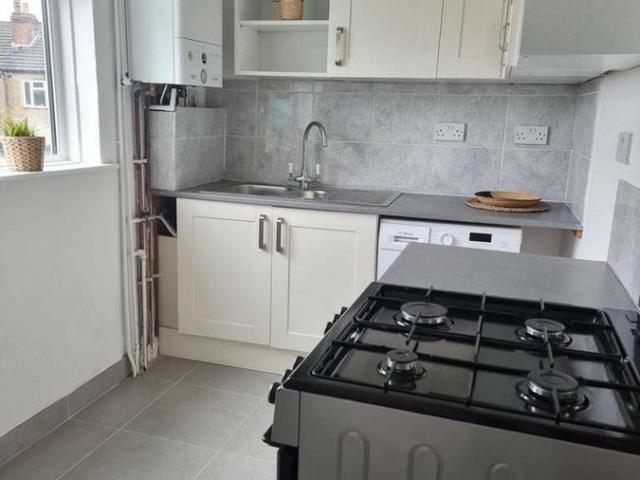 Streatham Vale, London SW16, 3 bed flat to rent, £1,750 pcm | PrimeLocation