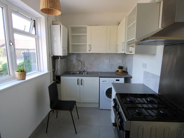 Streatham Vale, Streatham Vale SW16, 3 bed flat to rent, £1,750 pcm | PrimeLocation