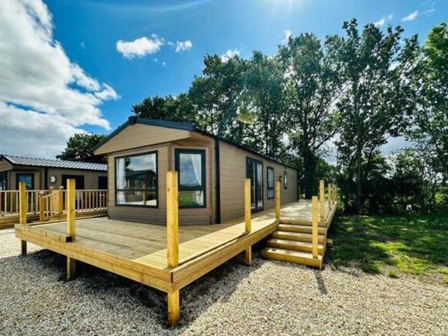 Street Lane, Willitoft, 2 Bedroom Park