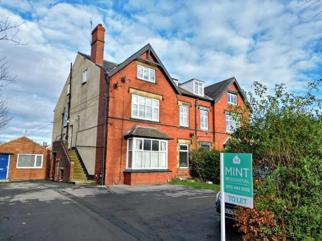 Street Lane, Leeds LS8 2 bed flat to rent £1,195 pcm £276 pw
