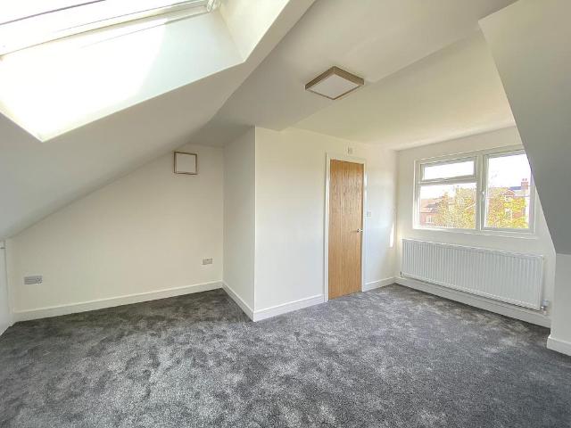 Stretford Road, Manchester, M41 2 bed flat to rent £1,150 pcm £265 pw