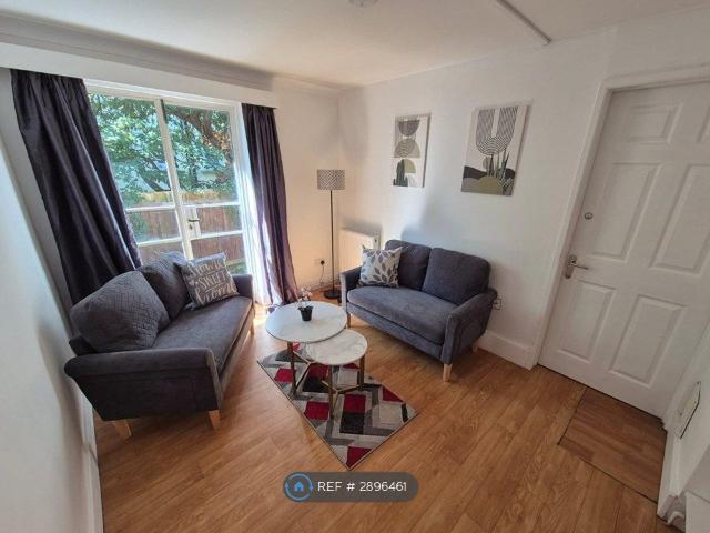 Stretten Avenue, Cambridge CB4, 4 bed flat to rent, £2,500 pcm | PrimeLocation
