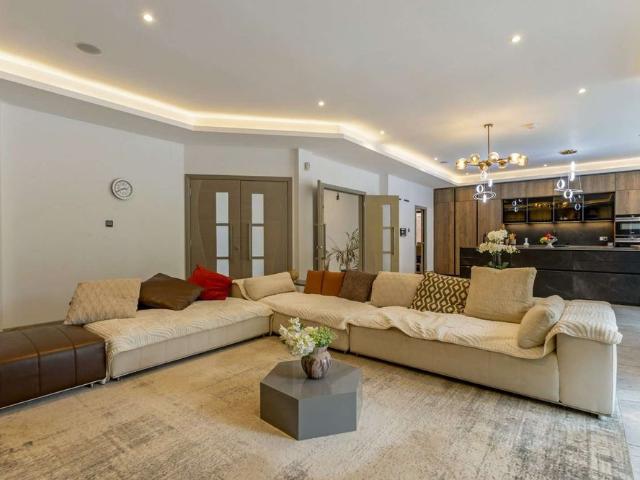 Striking modern detached home with beautifully designed family accommodation in a prime Solihull location