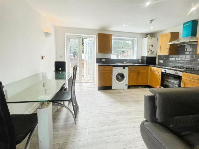 Strode Street, Egham, Surrey, TW20 5 bed end of terrace house to rent £3,500 pcm £808 pw