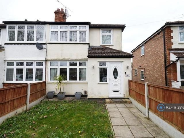 Strodes Crescent. 4 bed detached house to rent £2,600 pcm £600 pw