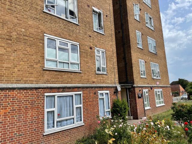 Strongbow Crescent, Eltham SE9, 2 bed flat to rent, £1,550 pcm | PrimeLocation