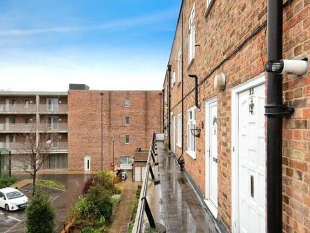 Stroud Crescent, London, 2 Bedroom Maisonette