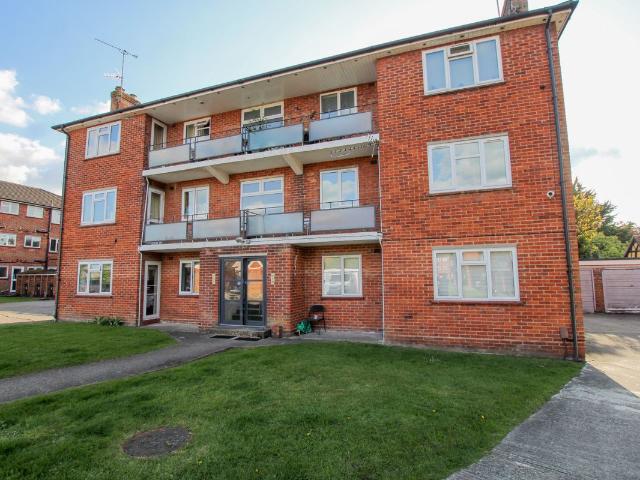 Stroud Green, Newbury RG14, 2 bed flat to rent, £1,250 pcm | PrimeLocation