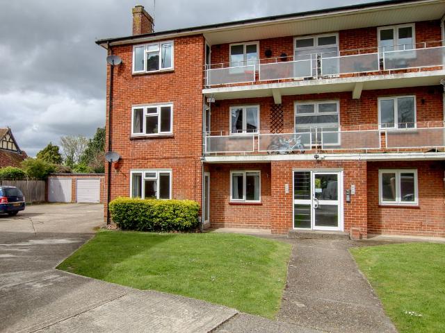Stroud Green, Newbury RG14, 2 bed flat to rent, £1,200 pcm | PrimeLocation
