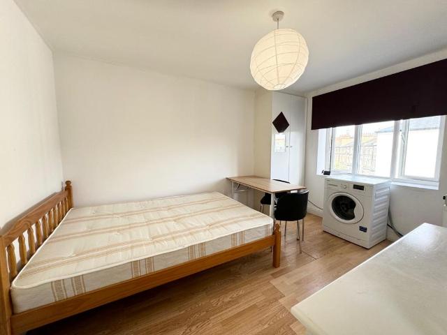 Stroud Green Road, Finsbury Park Studio to rent £1,190 pcm £275 pw