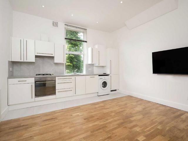 Stroud Green Road, London N4 2 bed flat to rent £2,400 pcm £554 pw