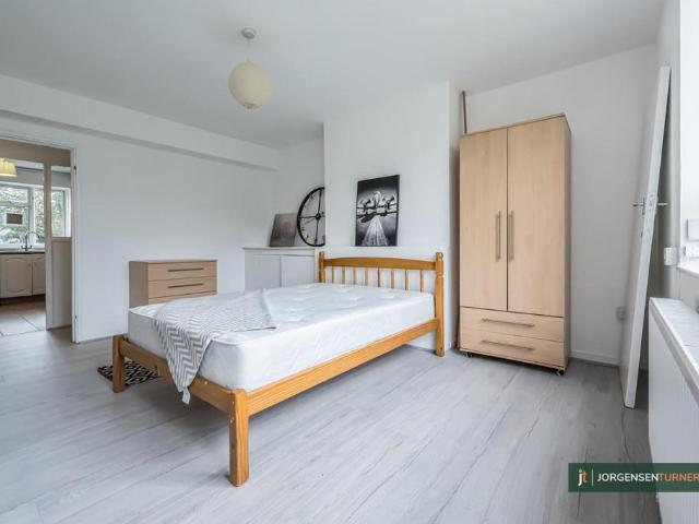 Stroudley House, Battersea, SW8 4 bed flat to rent £3,750 pcm £865 pw