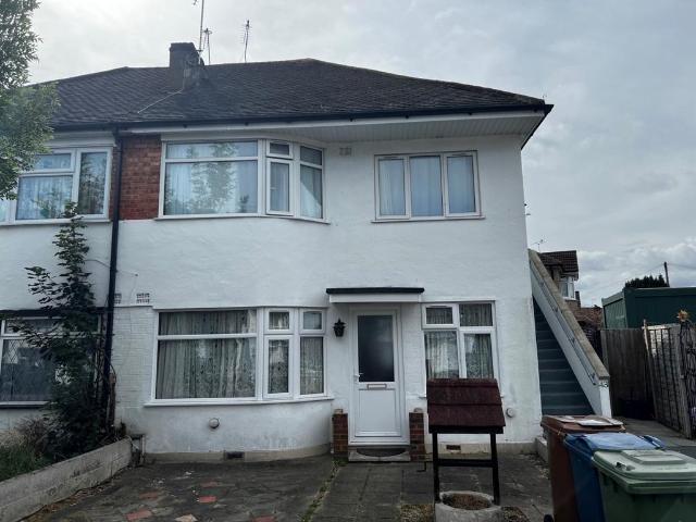 Stuart Avenue, South Harrow, HA2 2 bed maisonette to rent £1,750 pcm £404 pw