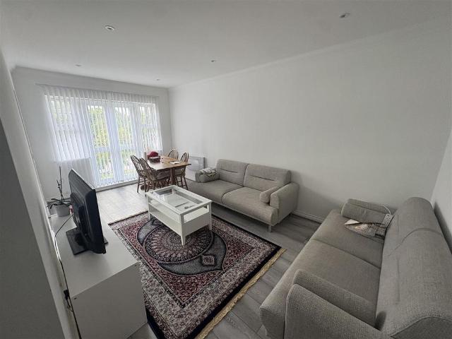 Stuart House 2 bed flat to rent £1,950 pcm £450 pw