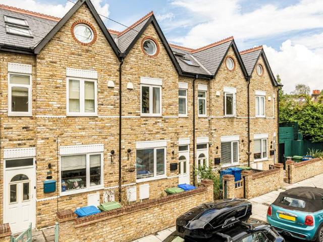 Stuart Road, London SE15 3 bed flat to rent £3,250 pcm £750 pw