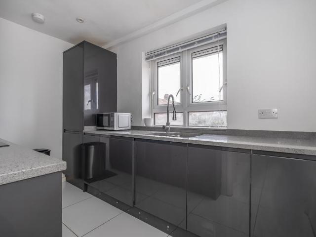 Stuart Road London TW10 1 bed flat to rent £1,650 pcm £381 pw