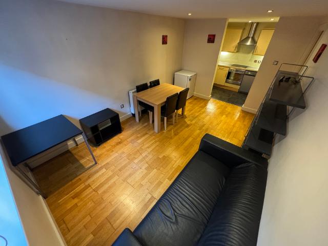 STUDENT APARTMENT TO RENT for £122 per person Room 1