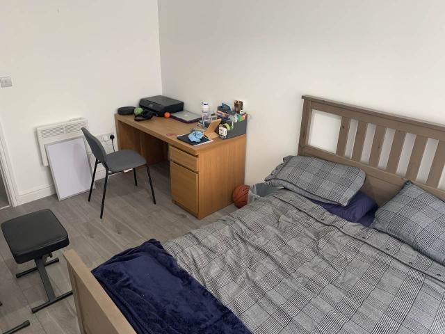 student_apartment for rent in City Road Roath Cardiff CF24 3DQ