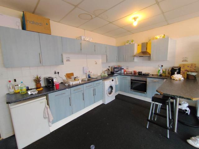 student_apartment for rent in City Road Roath Cardiff CF24 3JF