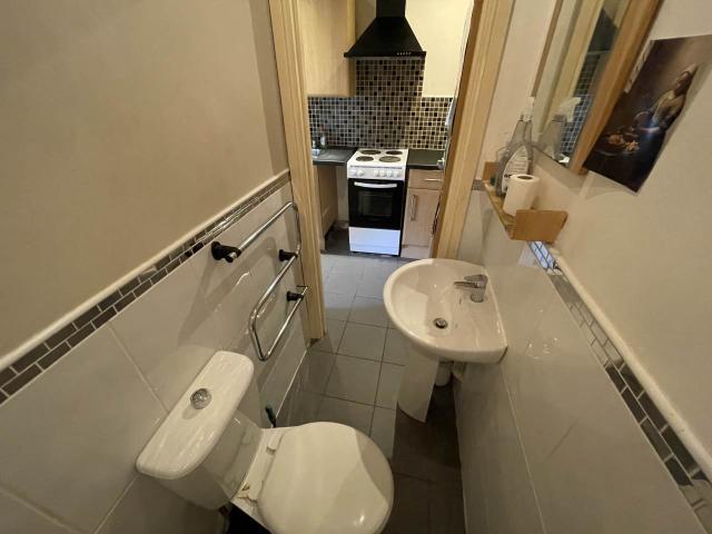 student_apartment for rent in Claude Road Roath Cardiff CF24 3QB