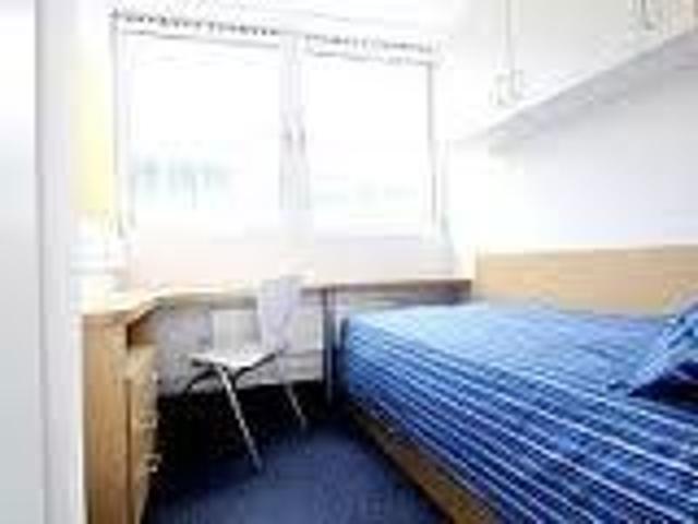 Student double bedroom London! Suitable for couples and singles!