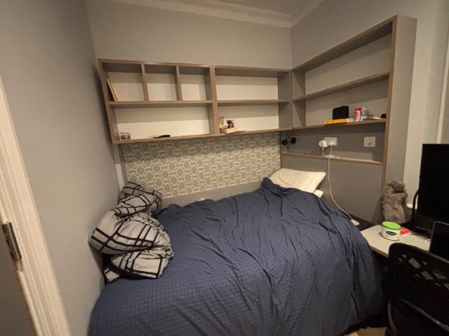 Student ensuite room Victoria @ Urbanest | July