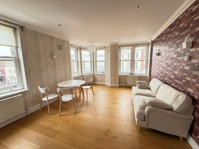 Student friendly whole 2 bed next to tube station