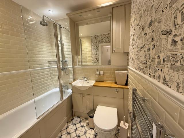 Student friendly whole 2 bed next to tube station
