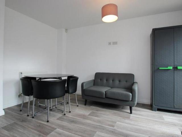STUDENT HOUSE * A 5 bedroom student house, offered furnished, including bills. In the perfect location, right behind UWE. Available in August
