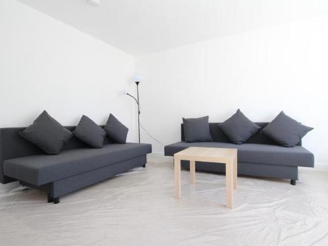 STUDENT house* located just a 5 minute walk from the University, in new developmet, Scholars Chase. Offered on a furnished basis, available in July 2026. BILLS EXCLUDED