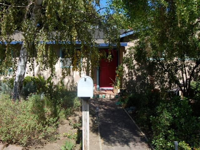 Student rooms in beautiful garden home with pool