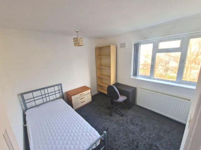 STUDENT 4 Dbl Bed Flat – Kingston Off Kingston Hill, KT2