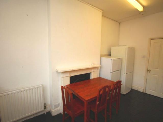 STUDENT 6 Double Bedroom Maisonette ~2 min walk from Penrhyn Road Campus – Kingston Surbiton Road, KT1