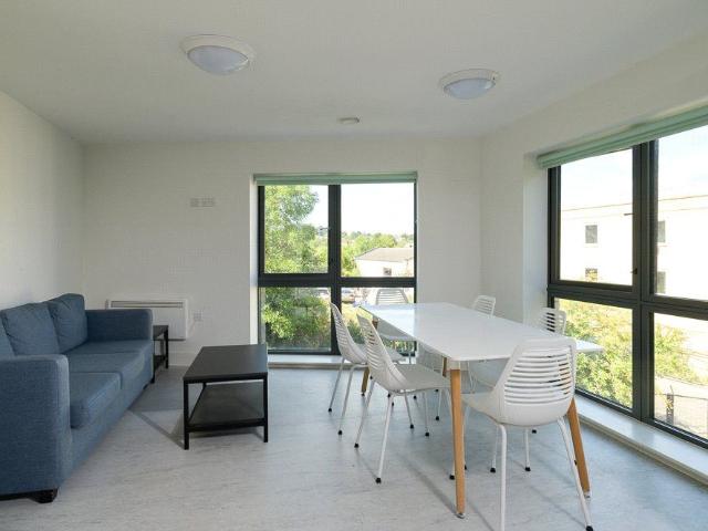 STUDENTS ONLY RENT INCLUDES UTILITIES AND WI FI. An exciting and excellent modern development on the Lower Bristol Road in Bath consisting of 63 individual rooms comprising bedroom with en suite shower room