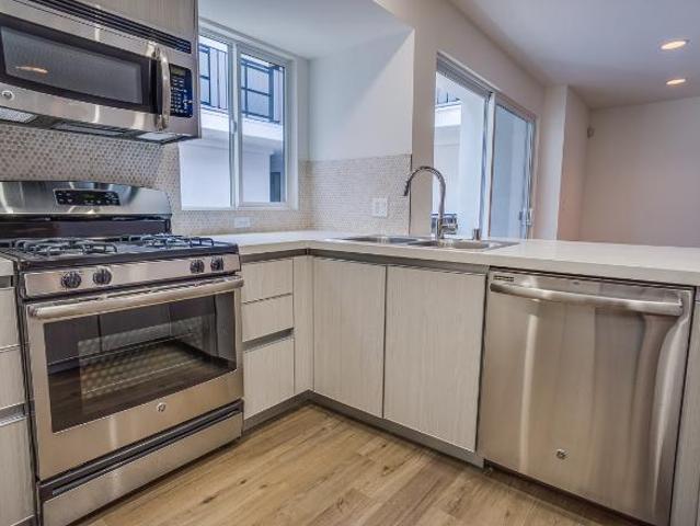 Studio, 3 bath, Townhouse/Brownstone/RowHouse 1539 Beloit Avenue