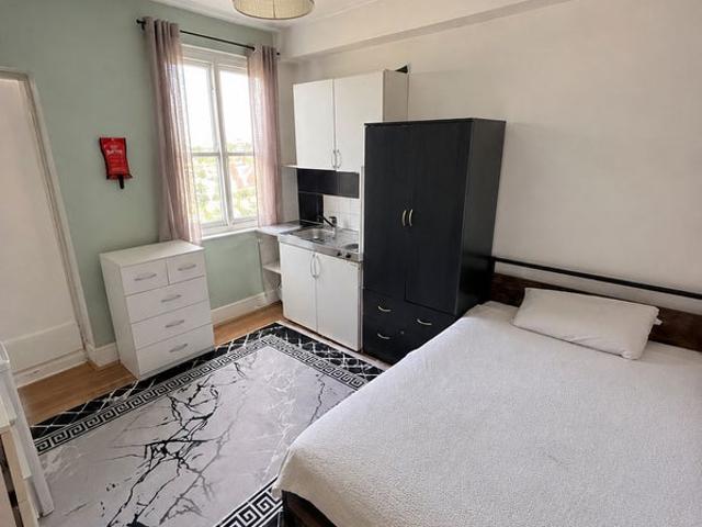 Studio 15 Mins to Seven Sisters ! Available Now !