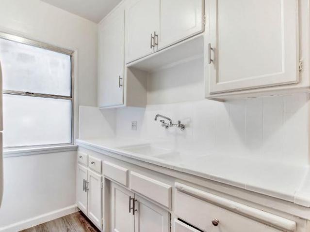Studio, 1 bath, Other 132 N Oxford Avenue