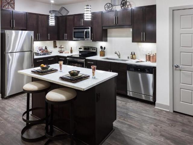 Studio, 1 bath, Apartment 444 W Commerce St