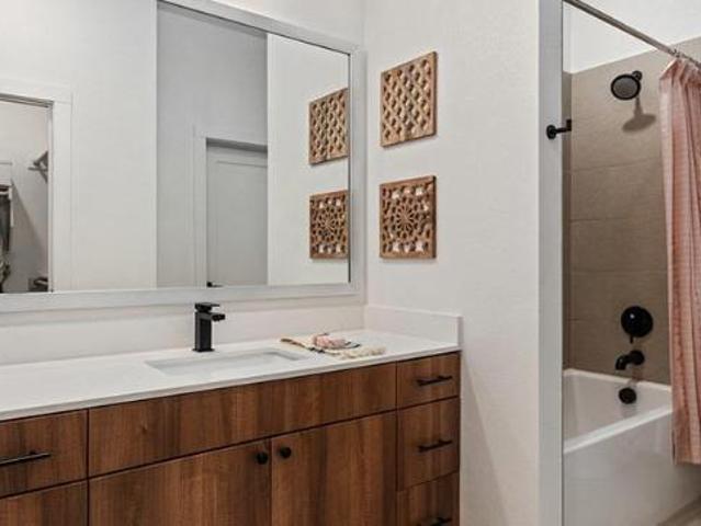 Studio, 1 bath, Apartment 4600 Ross Ave