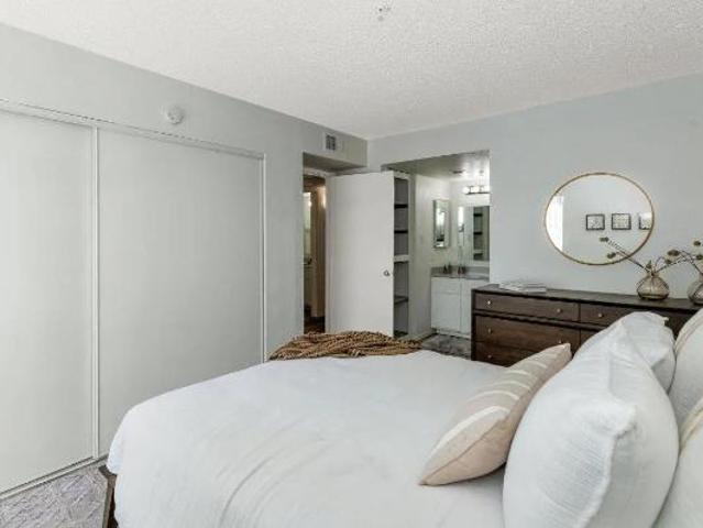 Studio, 1 bath, Apartment 4949 W Northern Ave