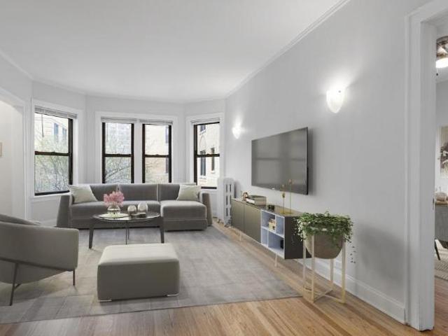 Studio, 1 bath, Apartment 529 W Wellington Ave