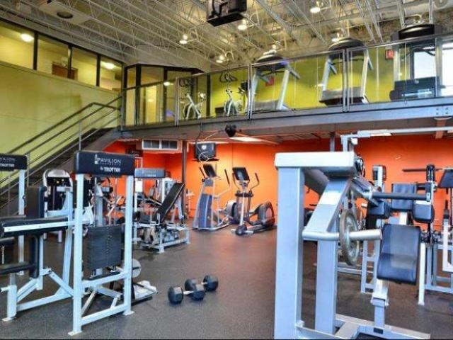 Studio, 1 bath, Apartment 5441 N East River Rd