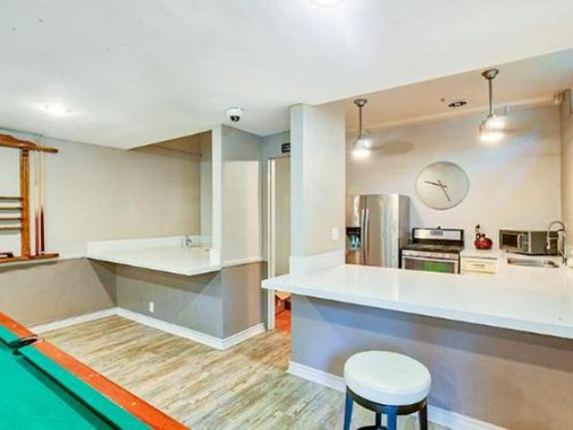 Studio, 1 bath, Apartment 550 S Barrington Ave